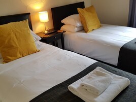 Quarto Duplo, casa de banho anexa (or Twin Ensuite)