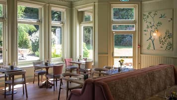 Serviço de café da manhã, almoço, jantar; restaurante ao ar livre