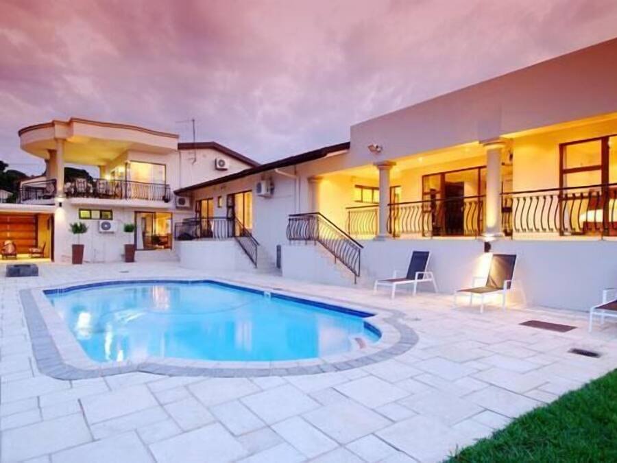 Piscina exterior, espreguiçadeiras