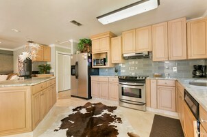 Suíte, 2 quartos | Cozinha privada | Geladeira grande, micro-ondas, cooktop, lava-louças