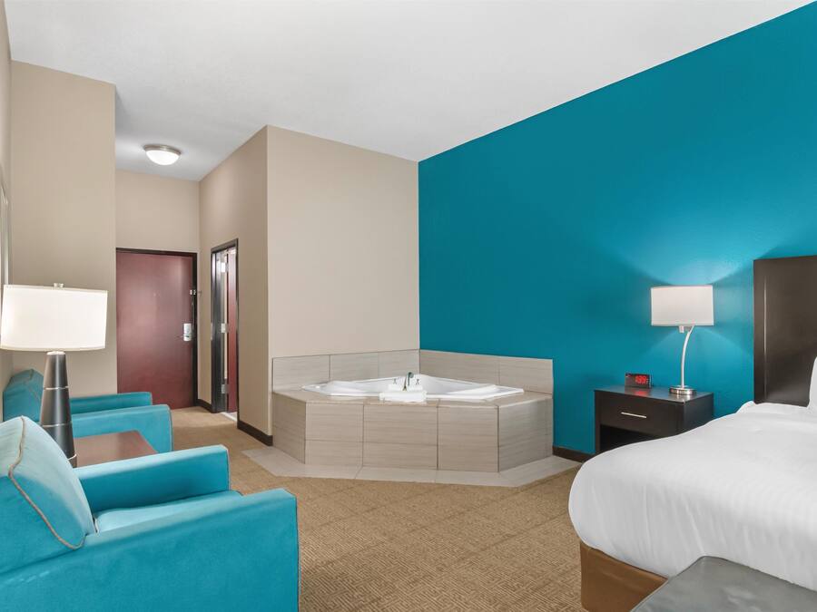 Suite, 1 cama king-size, não fumadores, banheira de hidromassagem (with Sofabed) | Secretária, cortinas/cortinados opacos, quartos insonorizados