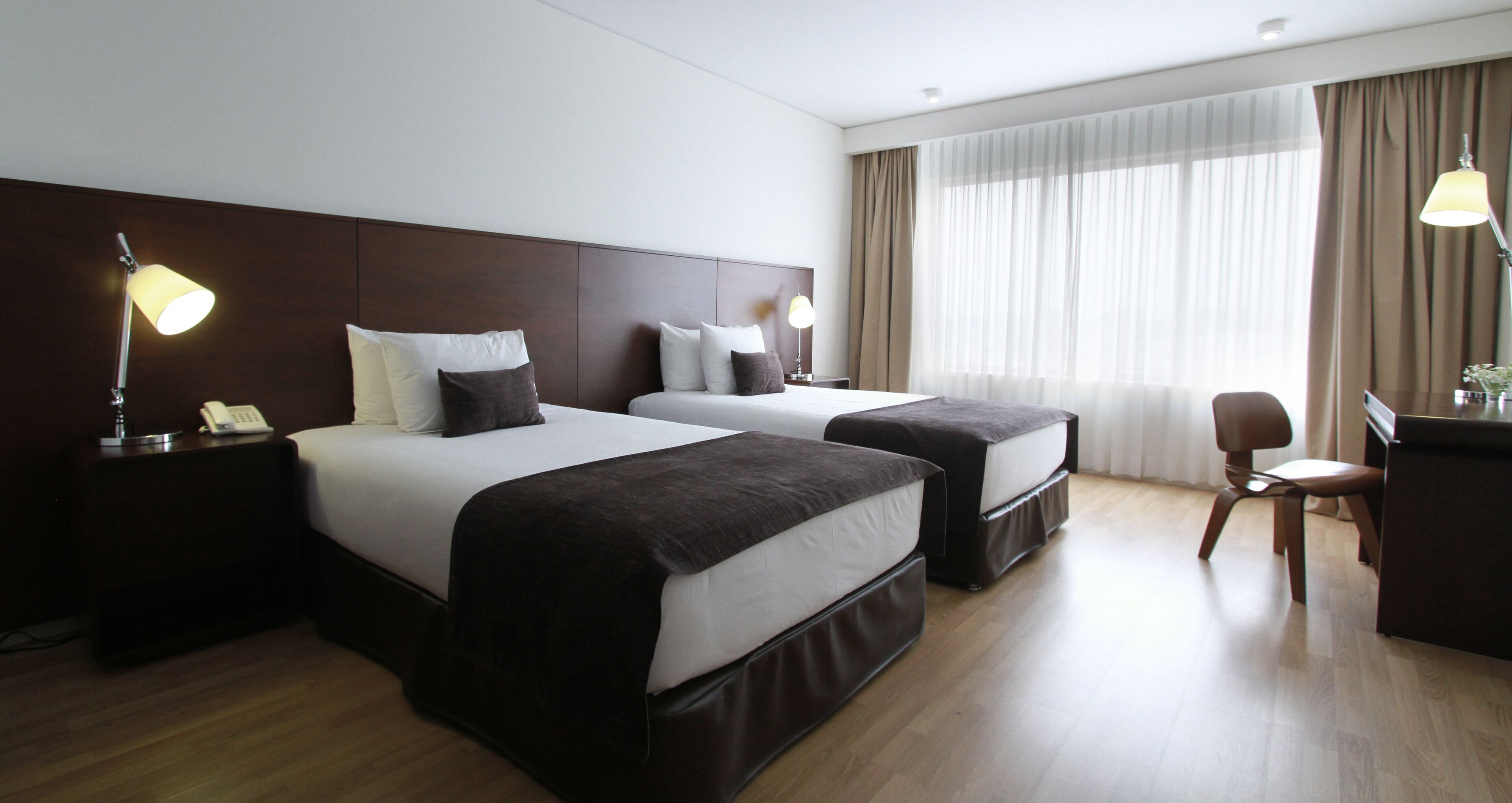 Roupas de cama antialérgicas, frigobar, cofres nos quartos