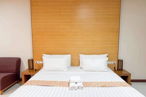 Quarto Duplo Standard | Cofre no quarto, secretária, cortinas/cortinados opacos 