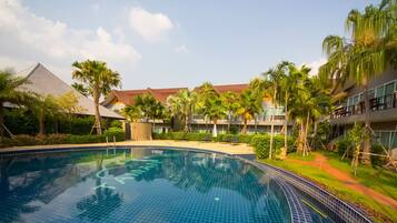 Piscina exterior, espreguiçadeiras