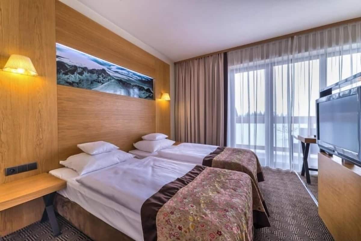 Roupa de alta qualidade, minibar, cofre com capacidade para portátil