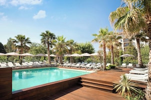 Piscina interna, piscina externa sazonal, guarda-sóis, espreguiçadeiras
