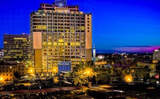 Fachada da propriedade à noite