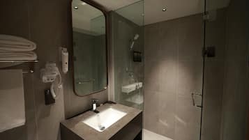 Um polibã, um secador de cabelo, chinelos, toalhas fornecidas