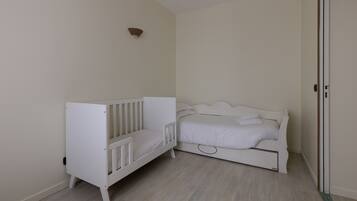 Suite Familiar, junto ao jardim | Cofre no quarto, com decoração personalizada