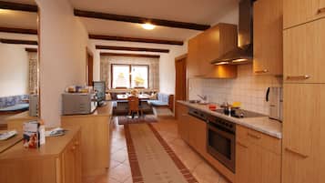 Apartamento, 3 quartos | Cozinha privada | Geladeira grande, micro-ondas, cafeteira/chaleira