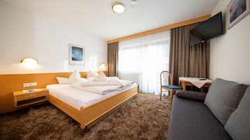 Apartamento, 2 quartos | Cofres nos quartos, escrivaninha, Wi-Fi de cortesia, roupa de cama