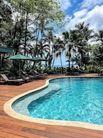 Piscina externa, guarda-sóis, espreguiçadeiras