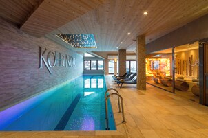 Piscina interior, espreguiçadeiras 