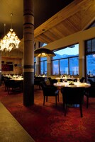 3 restaurantes, pequenos-almoços servidos, cozinha internacional 