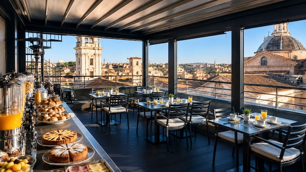 Um buffet de café da manhã com diversas opções de comida e vista para a cidade.
