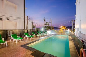Piscina exterior, toldos gratuitos, guarda-sóis