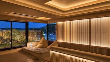 Quarto luxo, sacada, vista para a montanha (with Panoramic Bath Room) | Edredons de pluma, cofres nos quartos, cortinas blackout