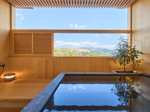 Quarto design, vista para a montanha (No Meal included,Check in until 7pm) | Banheiro | Chuveiro, chuveiro com efeito de chuva, produtos de toalete grátis 