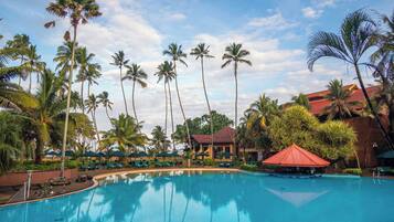 2 piscinas exteriores