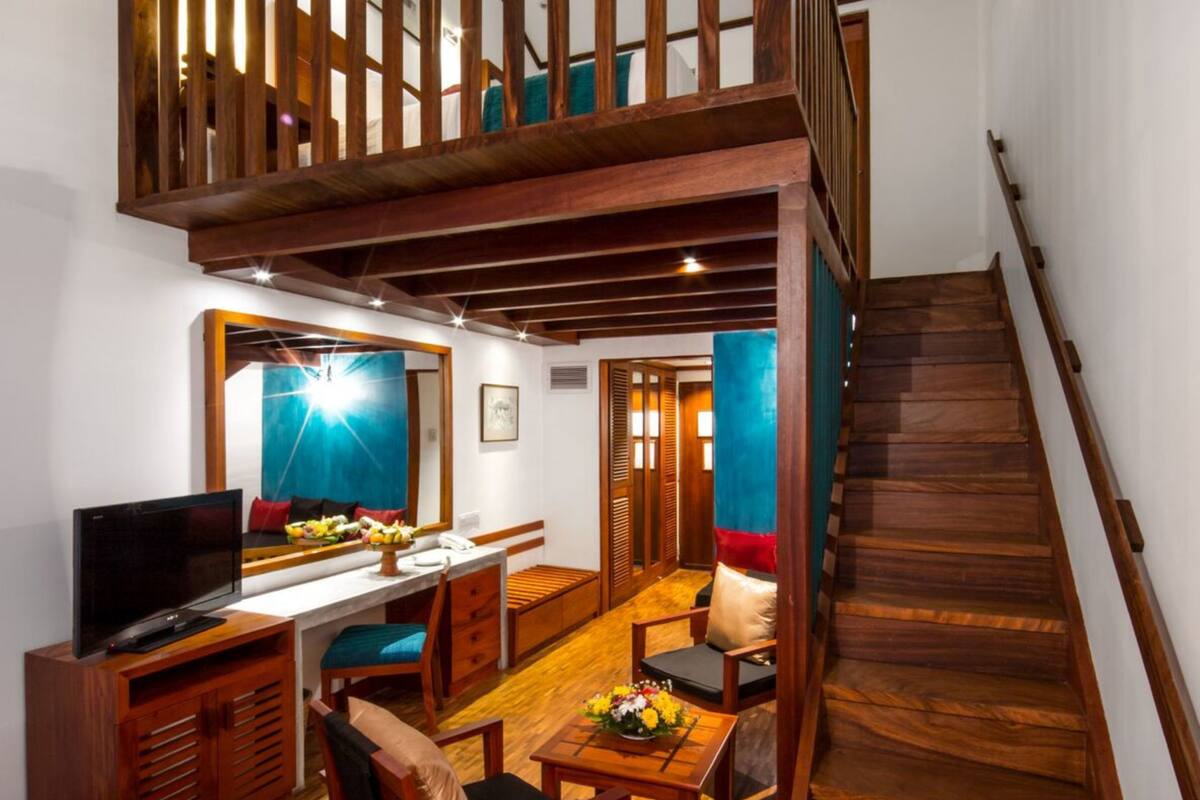 Dúplex | Minibar, cofre no quarto, secretária, cortinas/cortinados opacos 