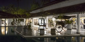 Piscina externa, guarda-sóis, espreguiçadeiras