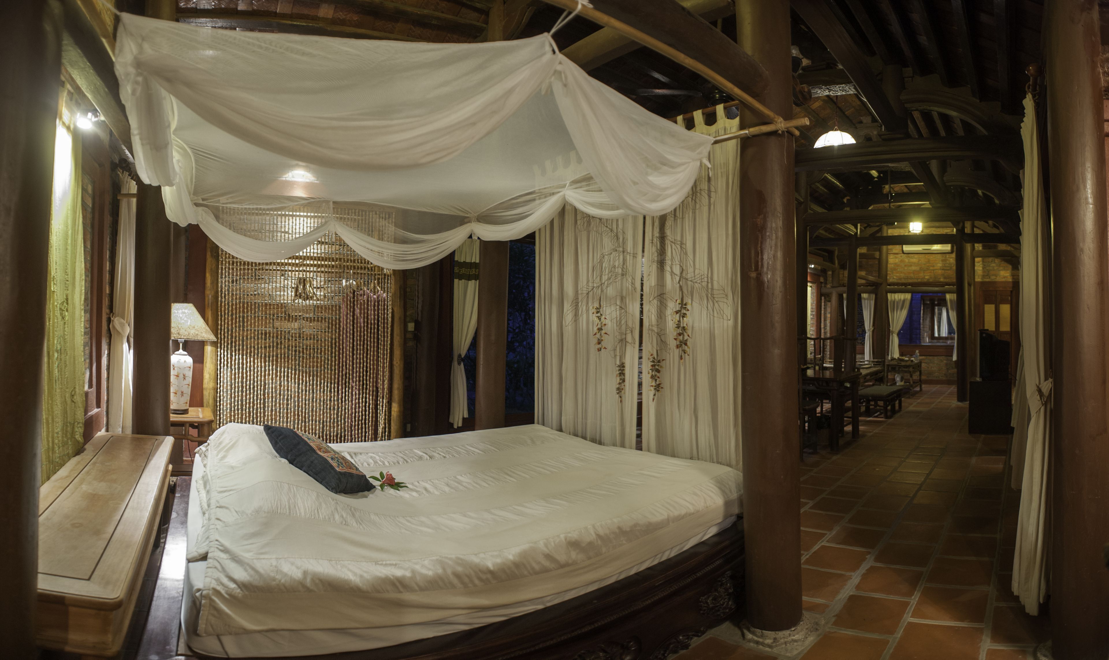 1 quarto, frigobar, escrivaninha, ferros/tábuas de passar roupa