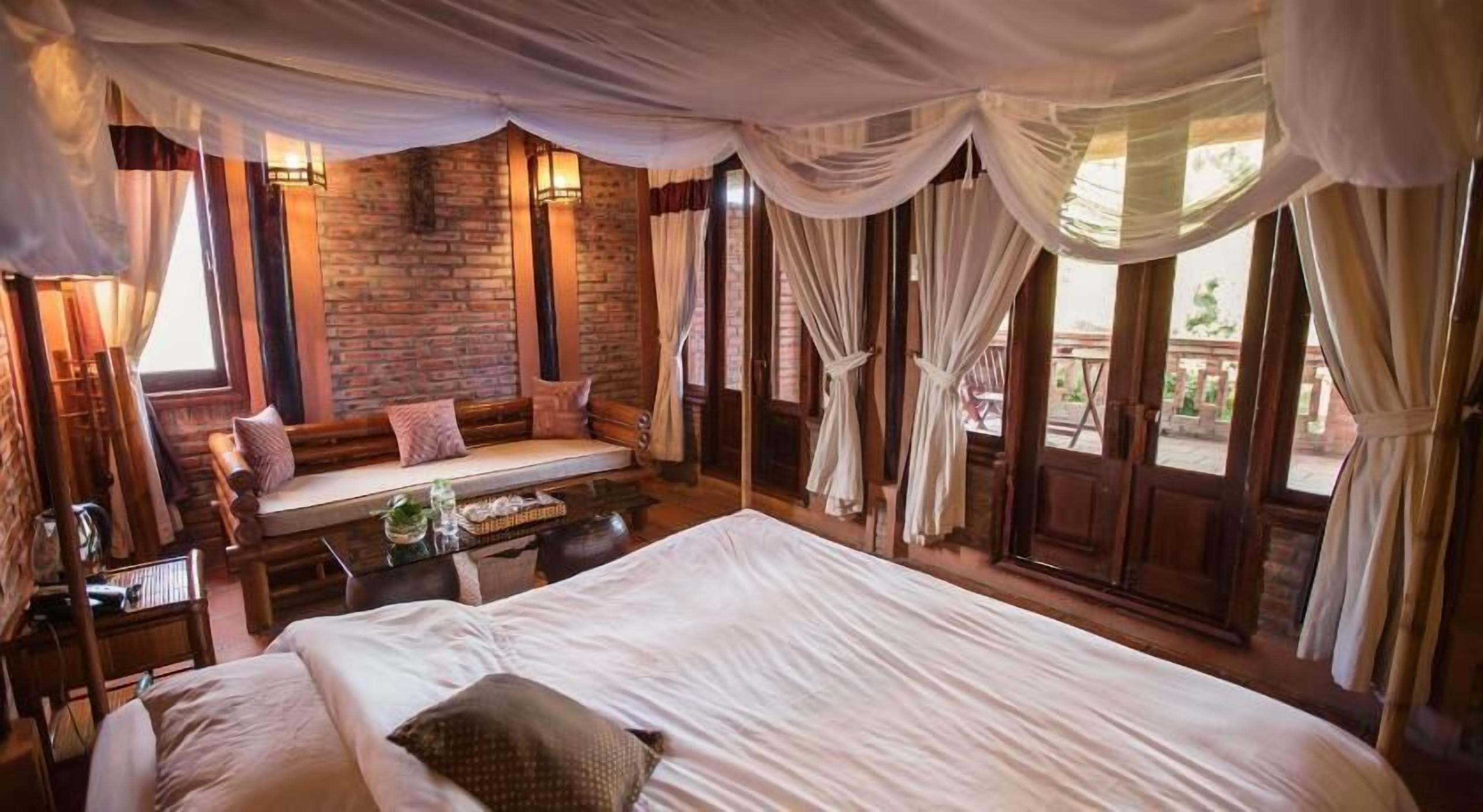 1 quarto, frigobar, escrivaninha, ferros/tábuas de passar roupa