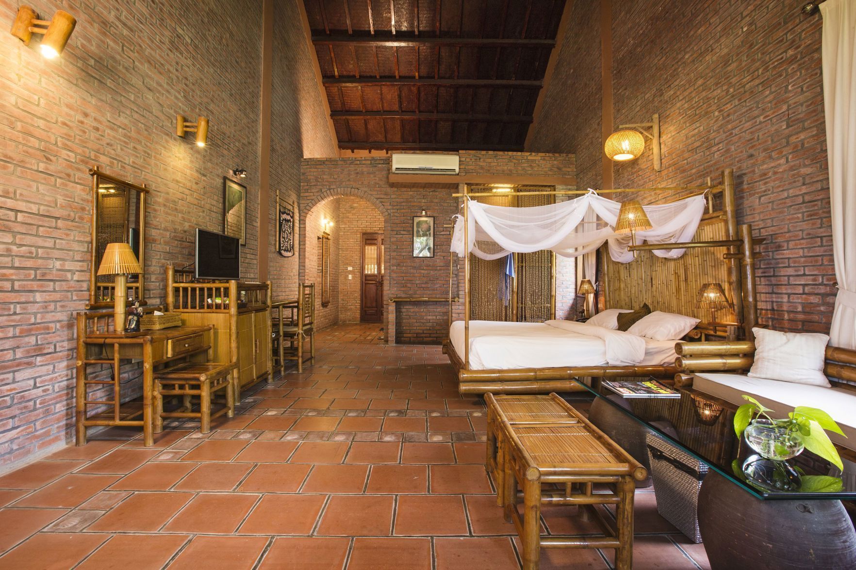 1 quarto, frigobar, escrivaninha, ferros/tábuas de passar roupa