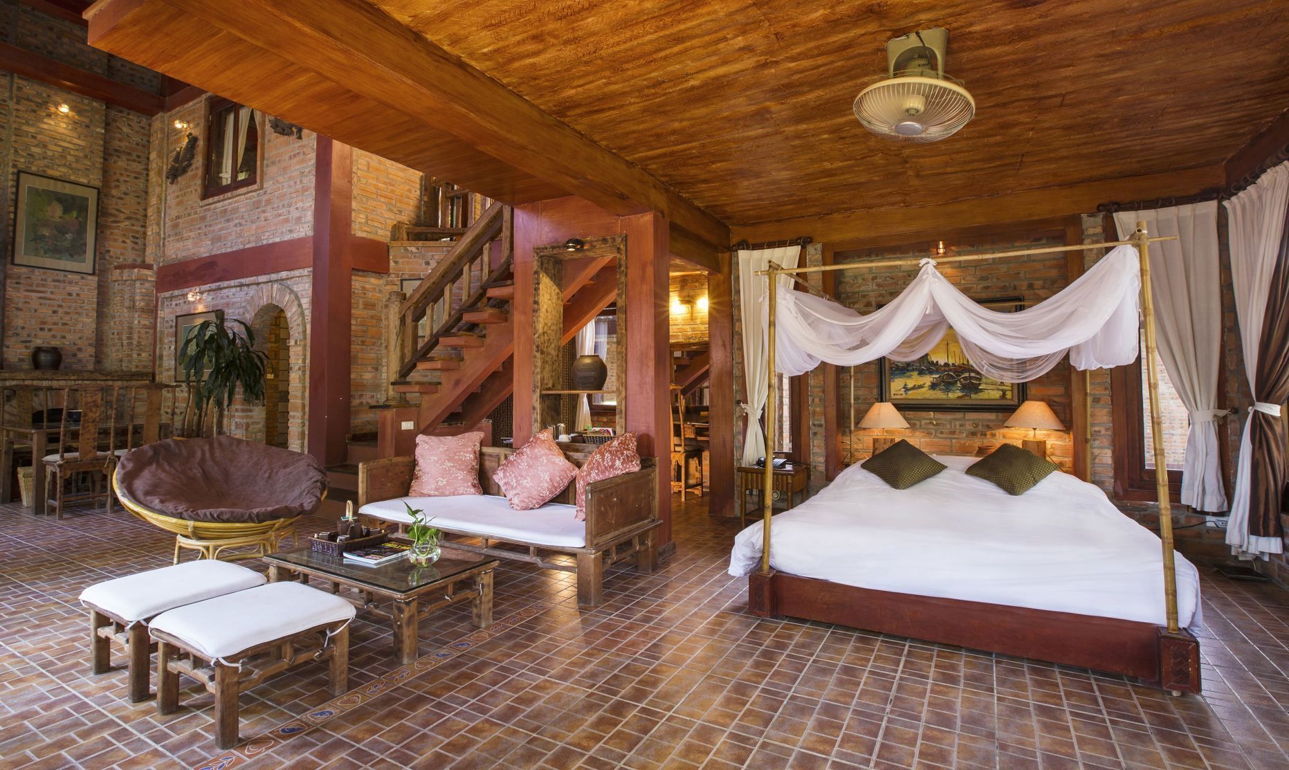 1 quarto, frigobar, escrivaninha, ferros/tábuas de passar roupa