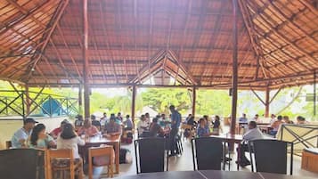 Café da manhã completo grátis todos os dias