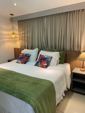 Quarto Duplo Standard | Minibar, secretária, cortinas/cortinados opacos, ferro/tábua de engomar