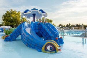 3 piscinas externas, funciona das 10h às 17h30, espreguiçadeiras