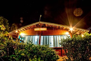 Fachada da propriedade à noite
