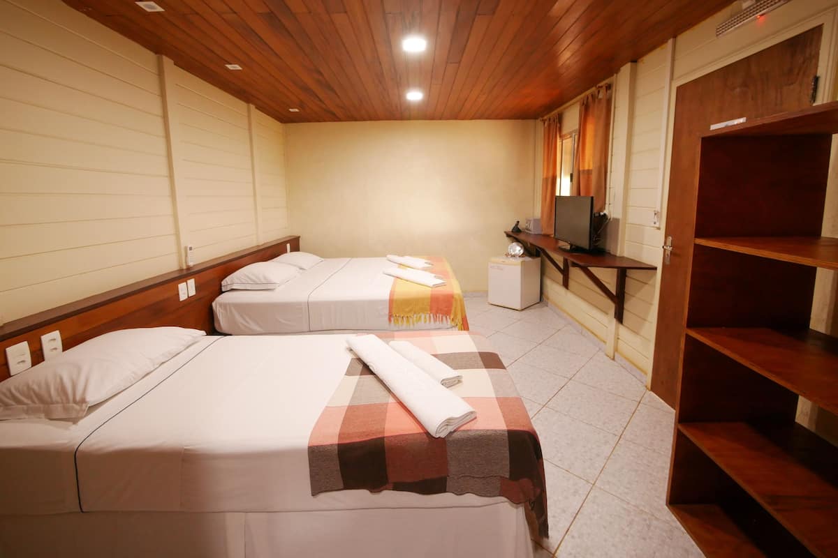 Quarto quádruplo standard, varanda coberta | Frigobar, cofres nos quartos, cortinas blackout, Wi-Fi de cortesia