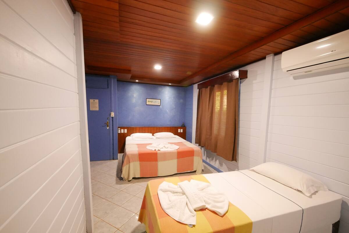 Quarto quádruplo standard | Frigobar, cofres nos quartos, cortinas blackout, Wi-Fi de cortesia