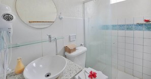 Suite Vista Jardim 02 | Casa de banho | Um polibã, artigos de higiene pessoal grátis, um secador de cabelo 