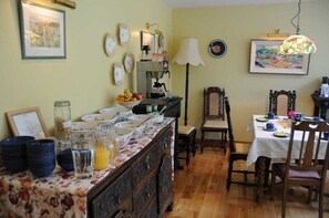Café da manhã com buffet grátis todos os dias