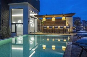 Piscina exterior, da(s) 7:00 à(s) 17:00, guarda-sóis, espreguiçadeiras 