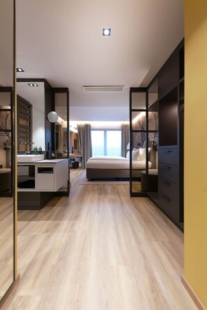 Suíte estúdio conforto, 1 quarto, para não fumantes, vista para o jardim | Roupas de cama premium, escrivaninha, espaço de trabalho para notebook