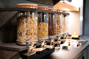 Pequeno-almoço tipo buffet diário (10 EUR por pessoa) 