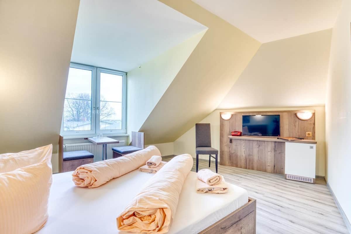 Quarto Duplo Tradicional, acessível | Minibar, cofre no quarto, secretária, roupa de cama fornecida 