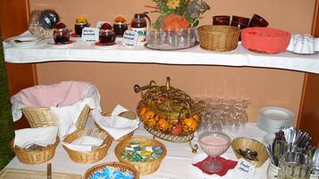 Café da manhã com buffet grátis todos os dias