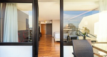 Quarto Triplo, varanda | Roupa hipoalergénica, minibar, cofre no quarto, secretária 