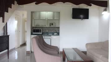Suite Superior, não fumadores | Sala de estar | TV de ecrã plano