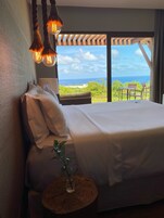 Apartamento (Vista Mar) | Roupa de alta qualidade, minibar, secretária 