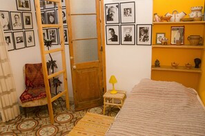 Quarto Individual | Cofre no quarto, Wi-fi grátis, roupa de cama fornecida