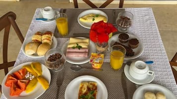 Pequeno-almoço tipo buffet diário incluído