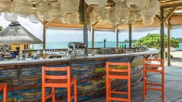 3 bares/lounges, bar ao lado da piscina, bar na praia