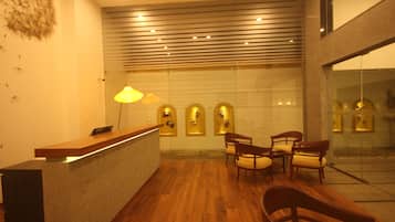 Minibar, cofre no quarto, com mobília individualizada, secretária