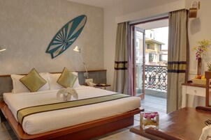 Minibar, cofre no quarto, com mobília individualizada, secretária